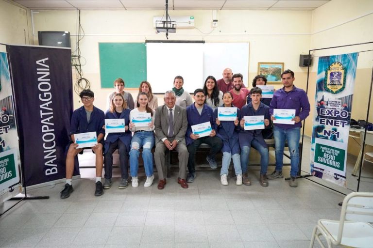 Estudiantes y docentes del CET 1 recibieron el premio Desafío Patagonia ...