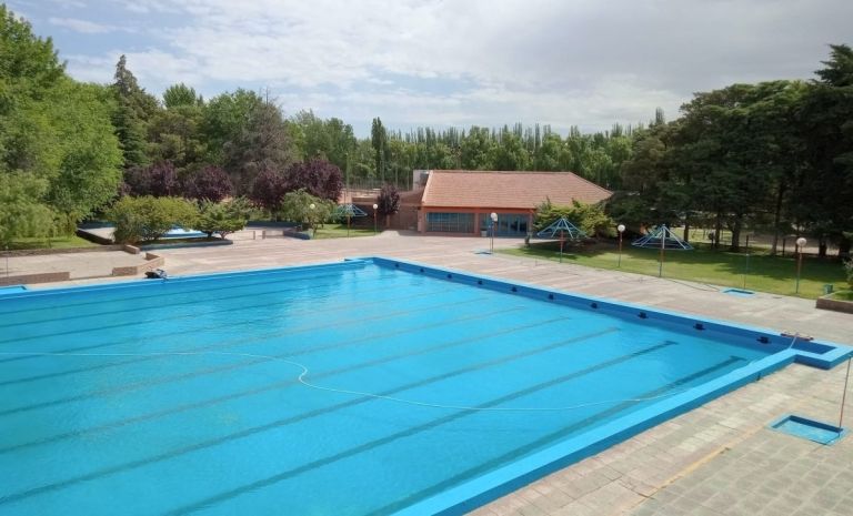 ¿Verano y pileta? Abre la temporada en el Deportivo Roca | ANR ...