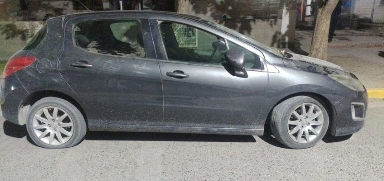 Encontraron un auto tapado con una lona que había sido robado en ...