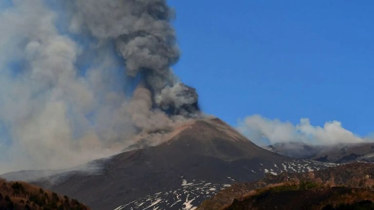 Italia: el volcán Edna entró en erupción con temblores y una nube de ...