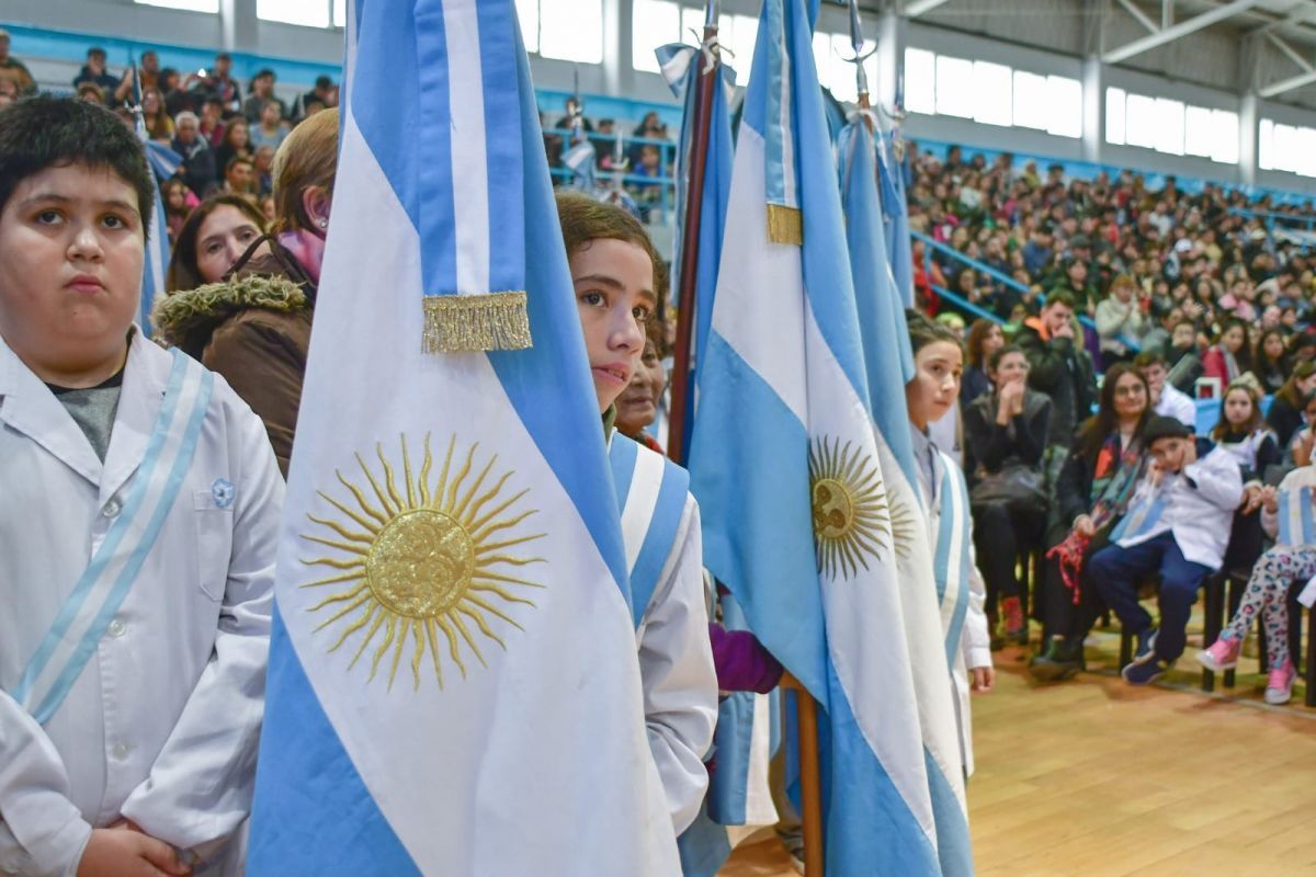 FOTOGALERÍA: más de 1000 alumnos juraron la Bandera en Roca | ANR ...